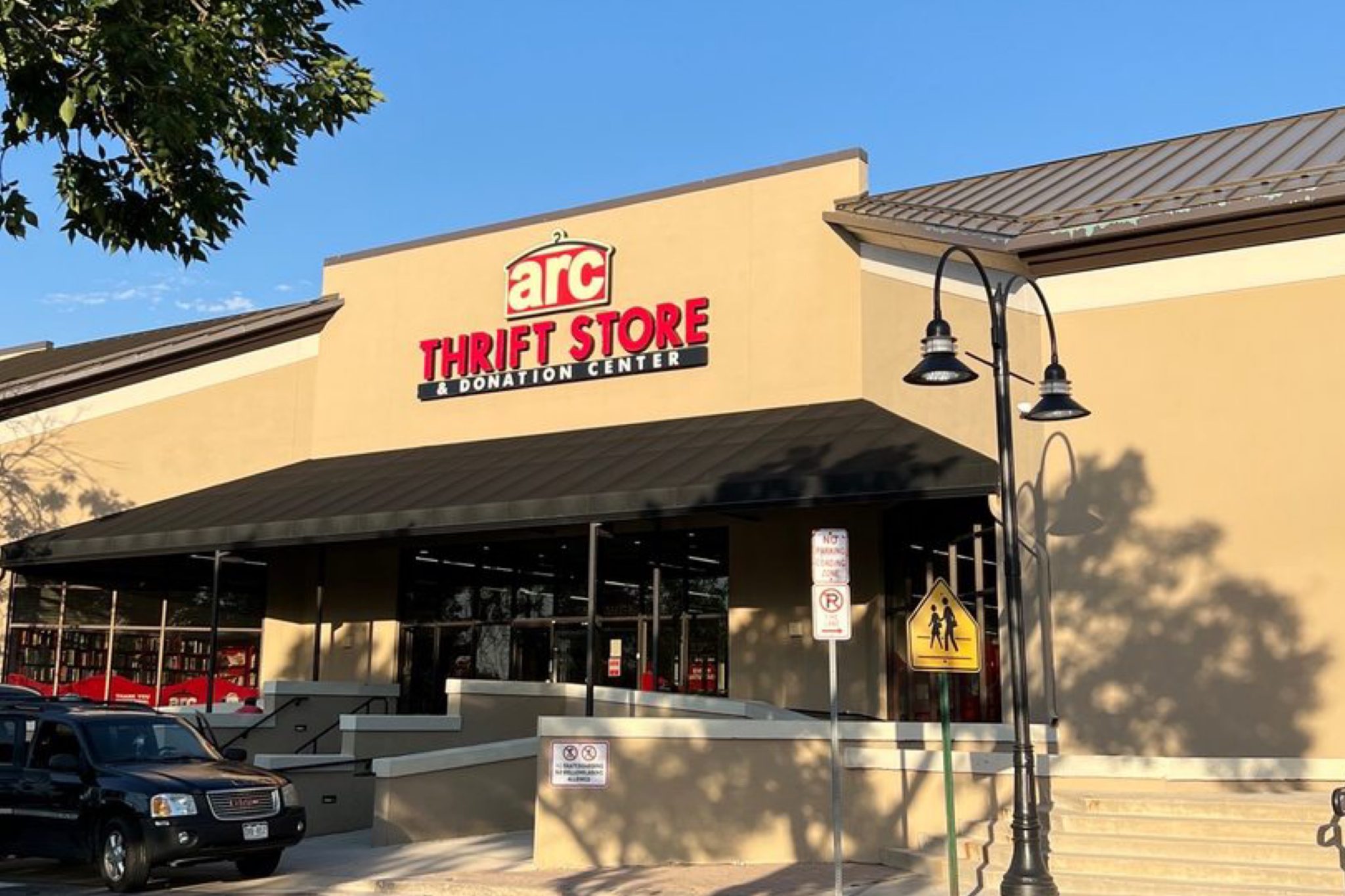 Lakewood Police Search for Trio After Arc Thrift Store Employee Assaulted – IFD